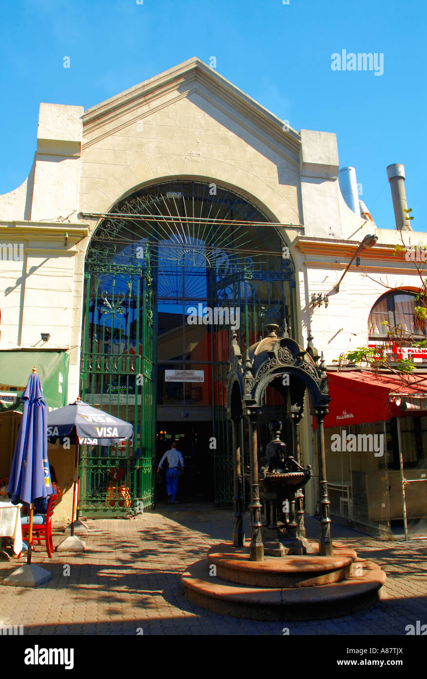 Uruguay montevideo harbour building hi-res stock photography and images ...