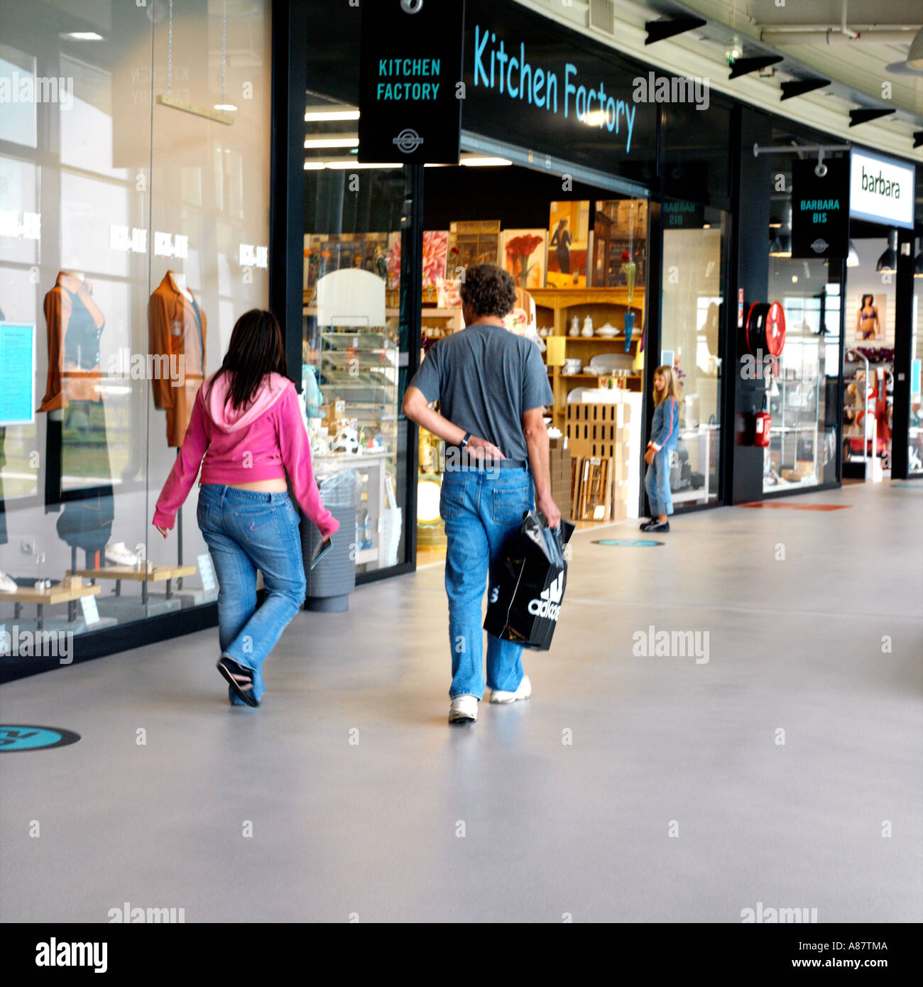 Fashion outlets hi-res stock photography and images - Alamy