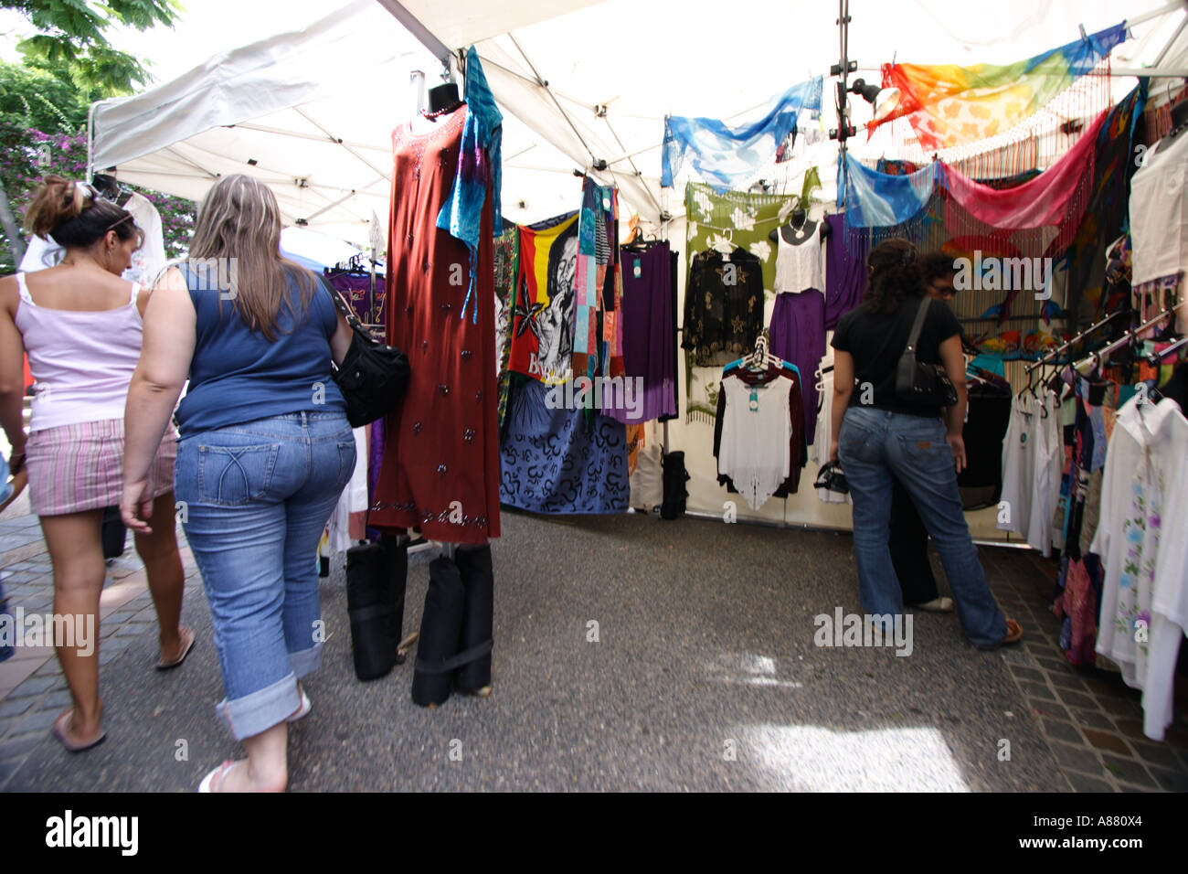 FLEA MARKET STALLS AND CUSTOMERS BAPDB6626 Stock Photo - Alamy