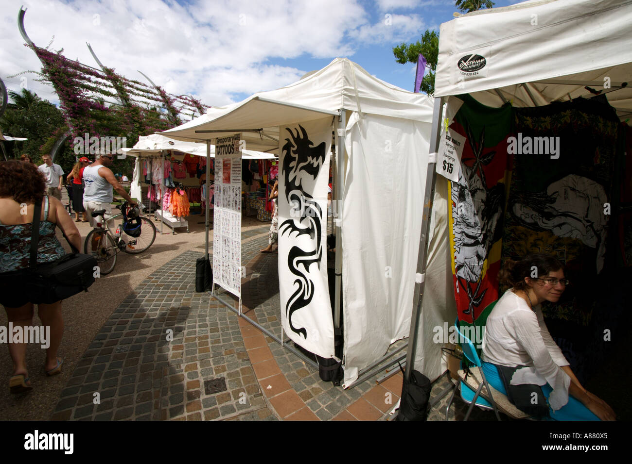 FLEA MARKET STALLS AND CUSTOMERS BAPDB6627 Stock Photo - Alamy