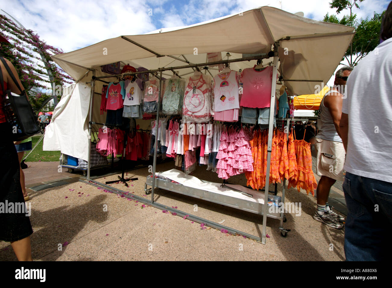 FLEA MARKET STALLS AND CUSTOMERS BAPDB6628 Stock Photo - Alamy