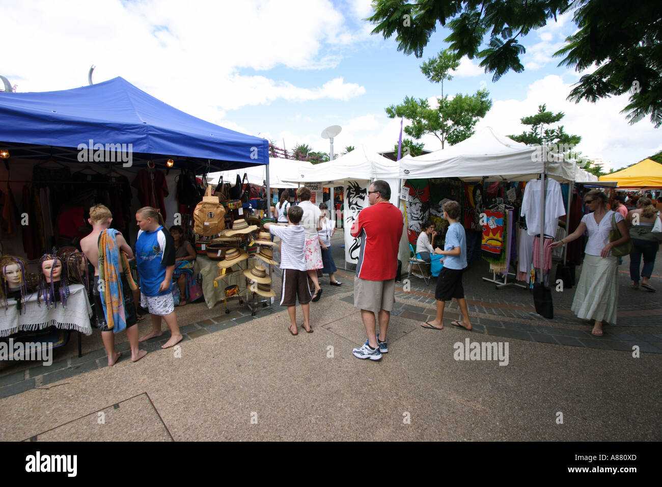 FLEA MARKET STALLS AND CUSTOMERS BAPDB6635 Stock Photo - Alamy