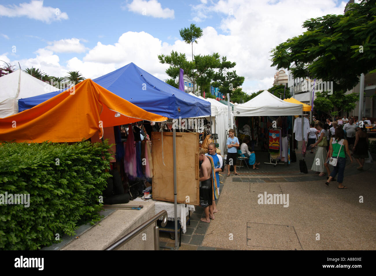 FLEA MARKET STALLS AND CUSTOMERS BAPDB6636 Stock Photo - Alamy