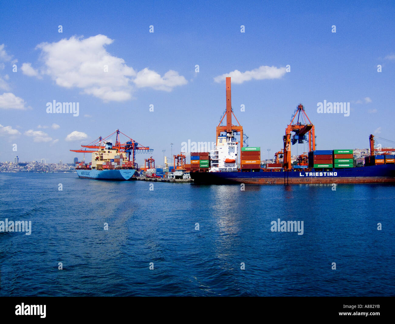 Loading and off loading ships hi-res stock photography and images - Alamy