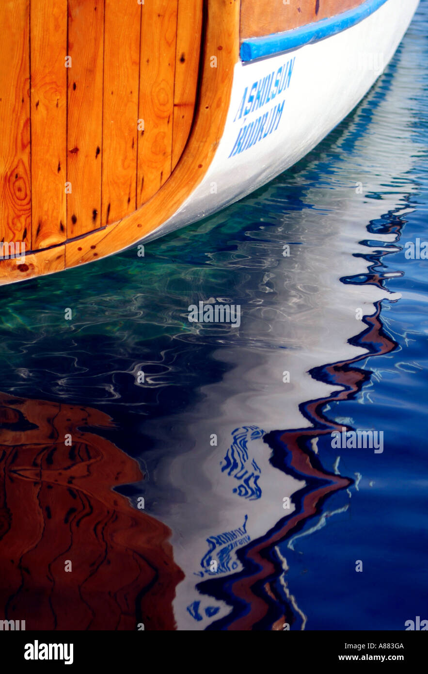 reflections of stern of boat in water Stock Photo - Alamy