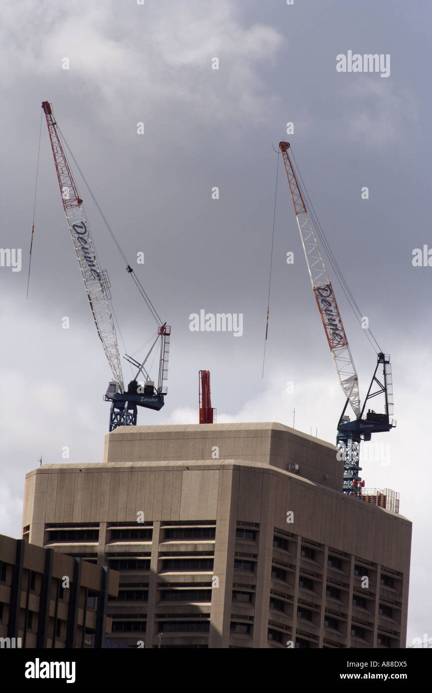 CONSTRUCTION CRANE IN CITY OF BRISBANE QUEENSLAND AUSTRALIA BAPDA6487 ...