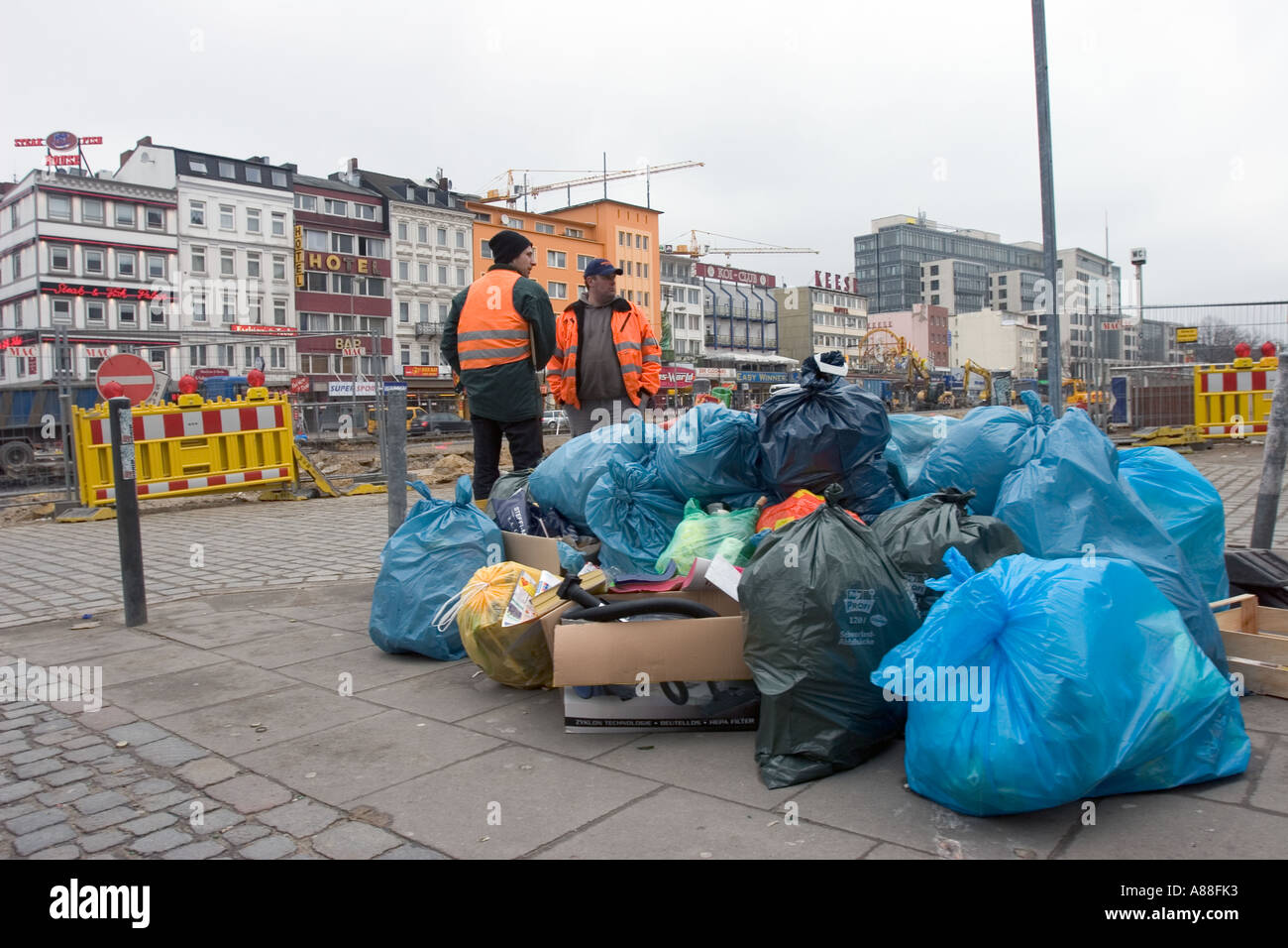 Garbage piles up in the city due to collector's strike in Hamburg ...