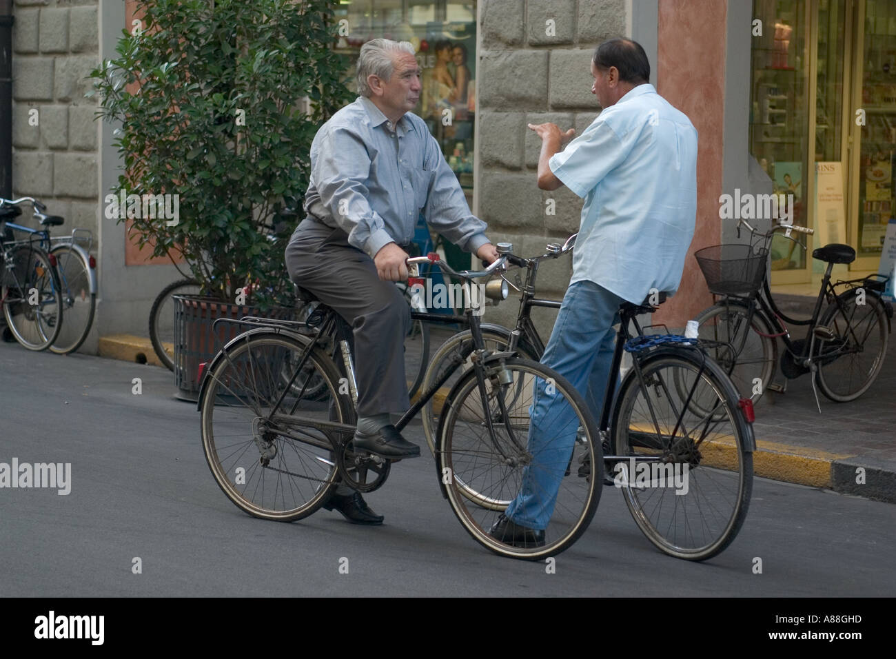 Two Italians talk on a street in Pisa, Italy Stock Photo - Alamy