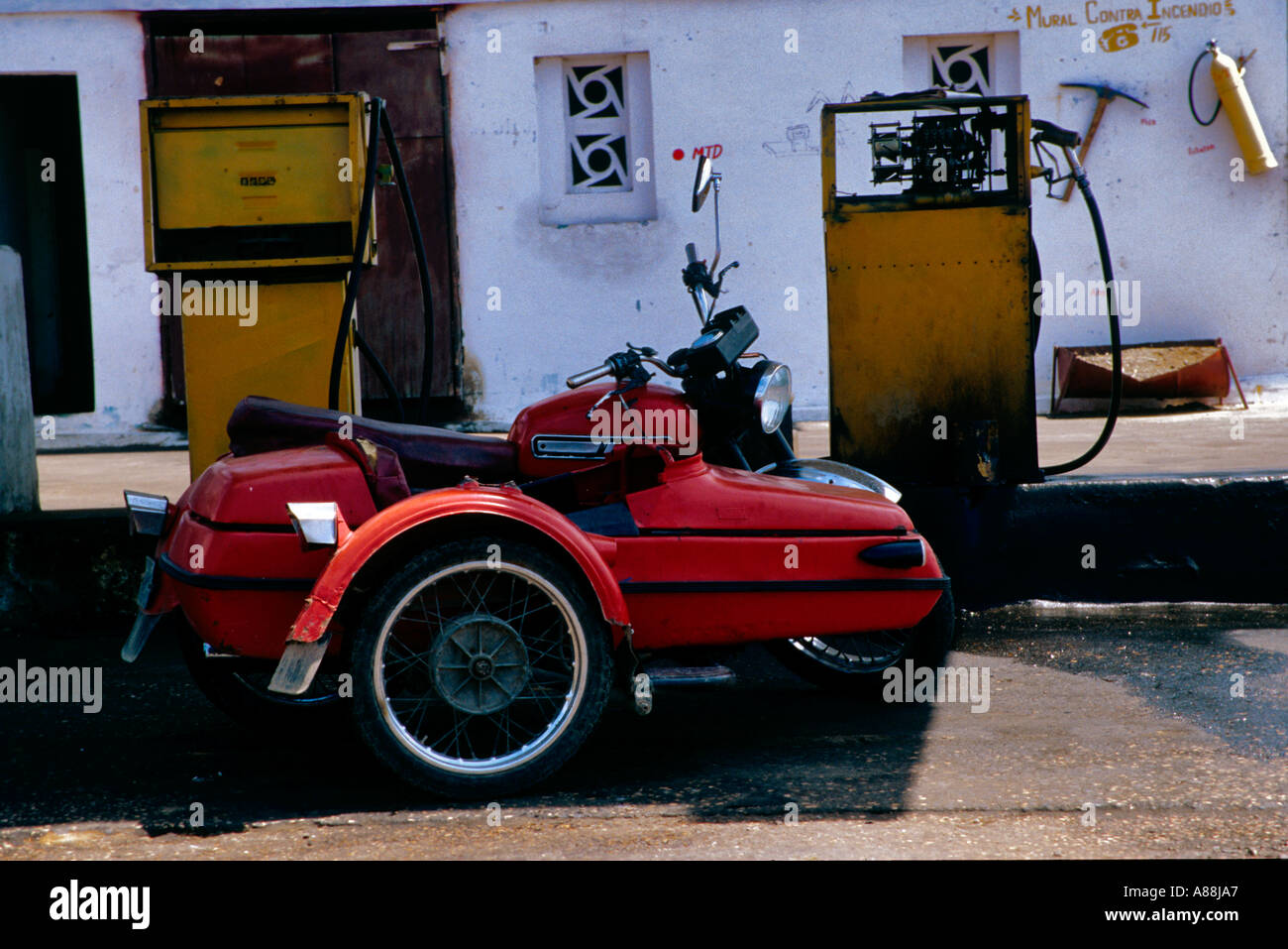 Cuban gas station hi-res stock photography and images - Alamy
