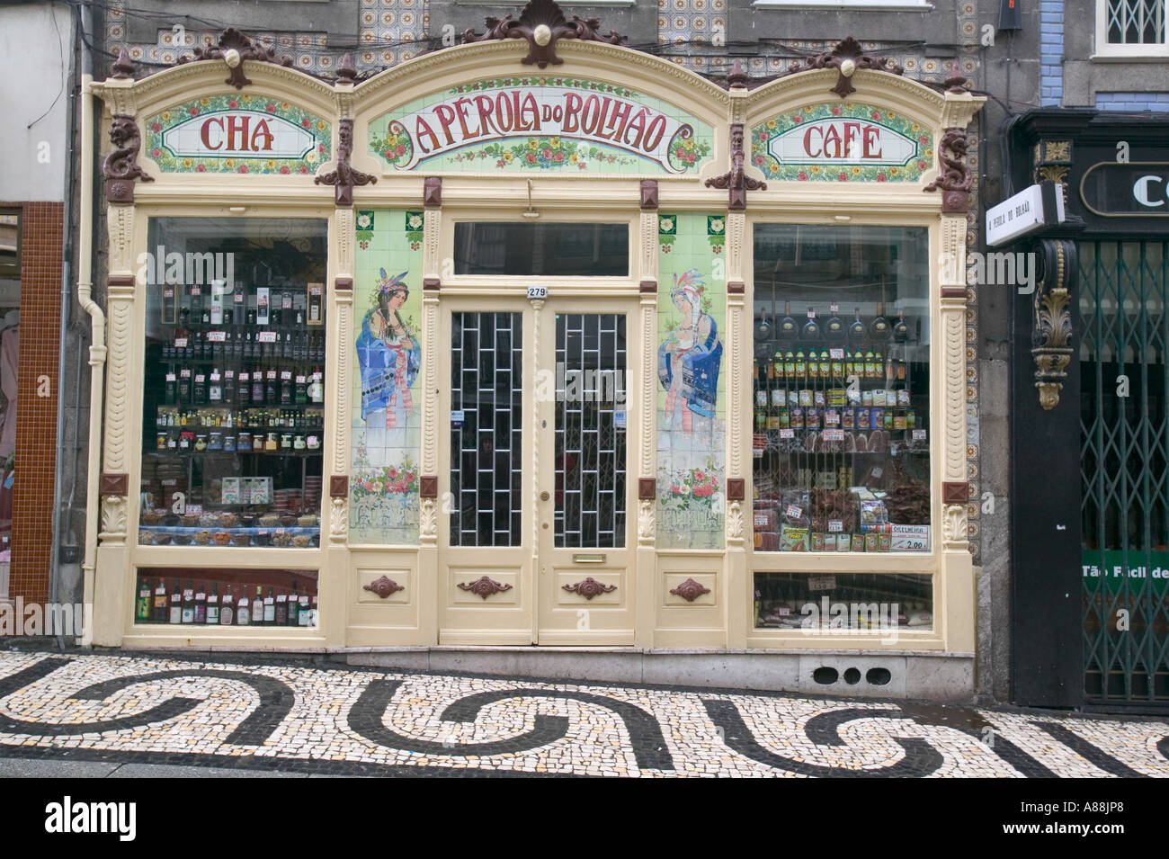 Porto art deco cafe hi-res stock photography and images - Alamy