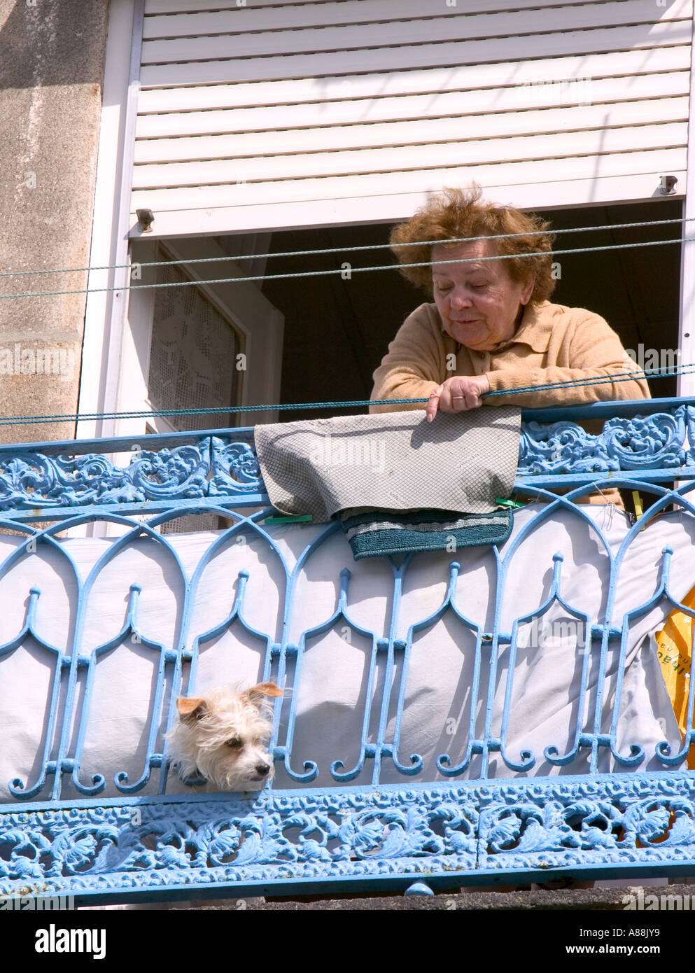 Peering over the balcony hi-res stock photography and images - Alamy