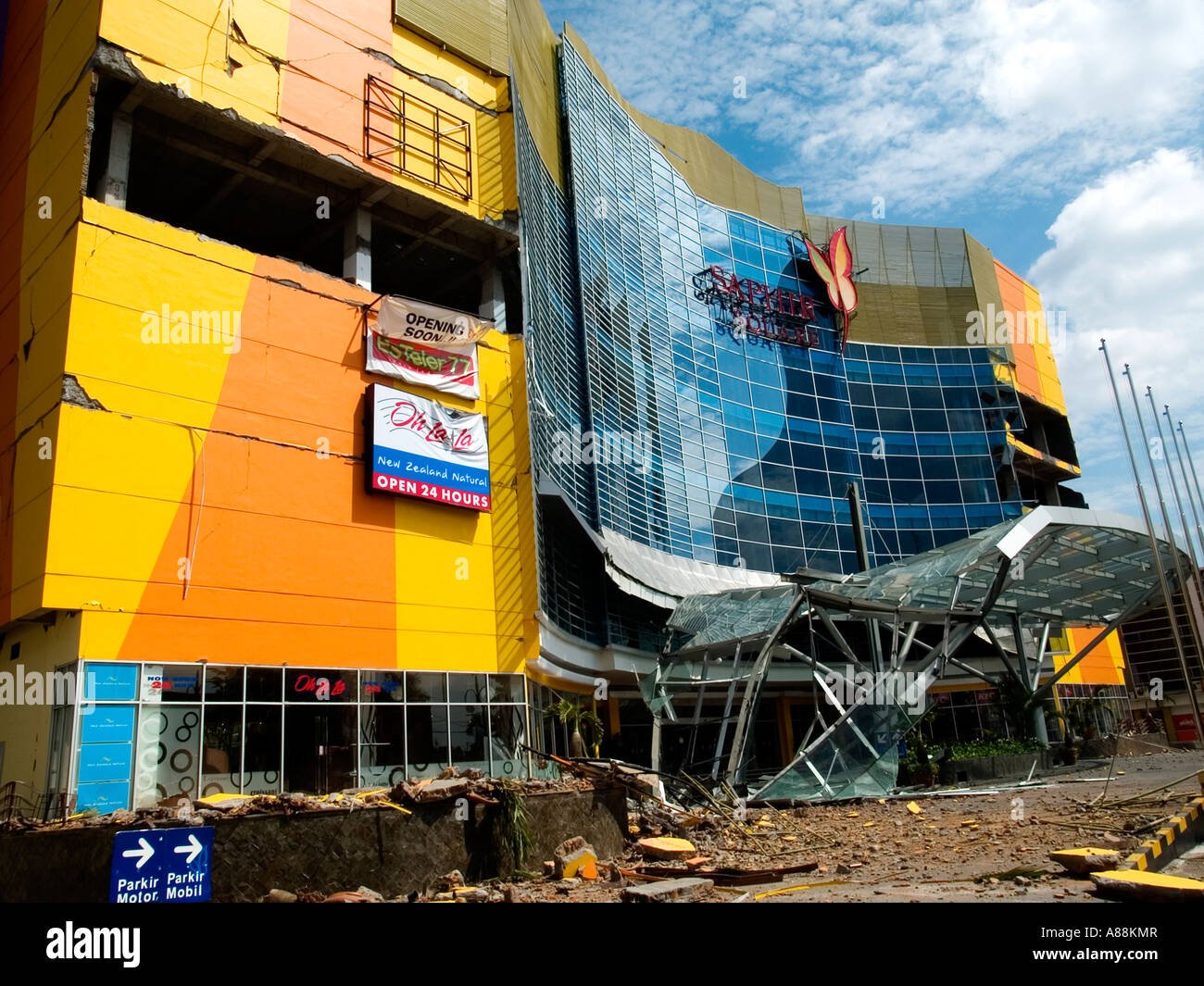 badly damaged shopping mall after the may 2006 earthquake yogyakarta ...