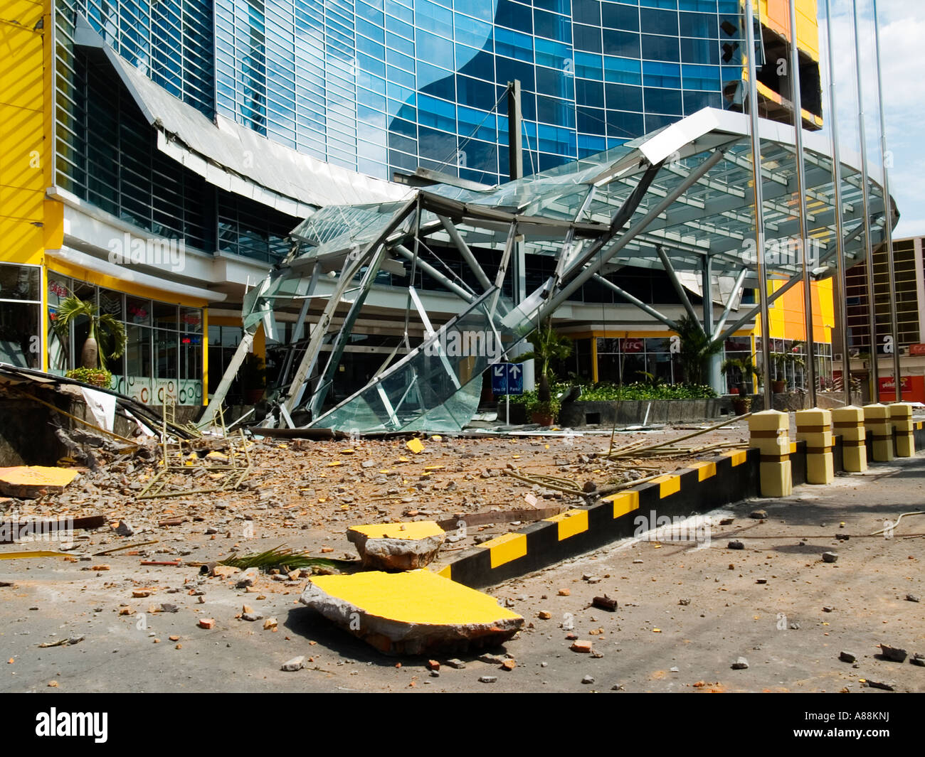badly damaged shopping mall after the may 2006 earthquake yogyakarta ...