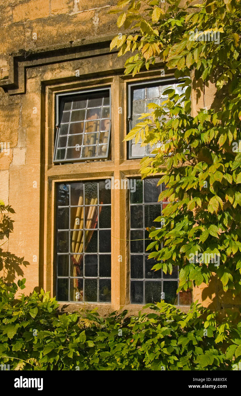 Leaded window in a house in Broadway Cotswolds Stock Photo - Alamy