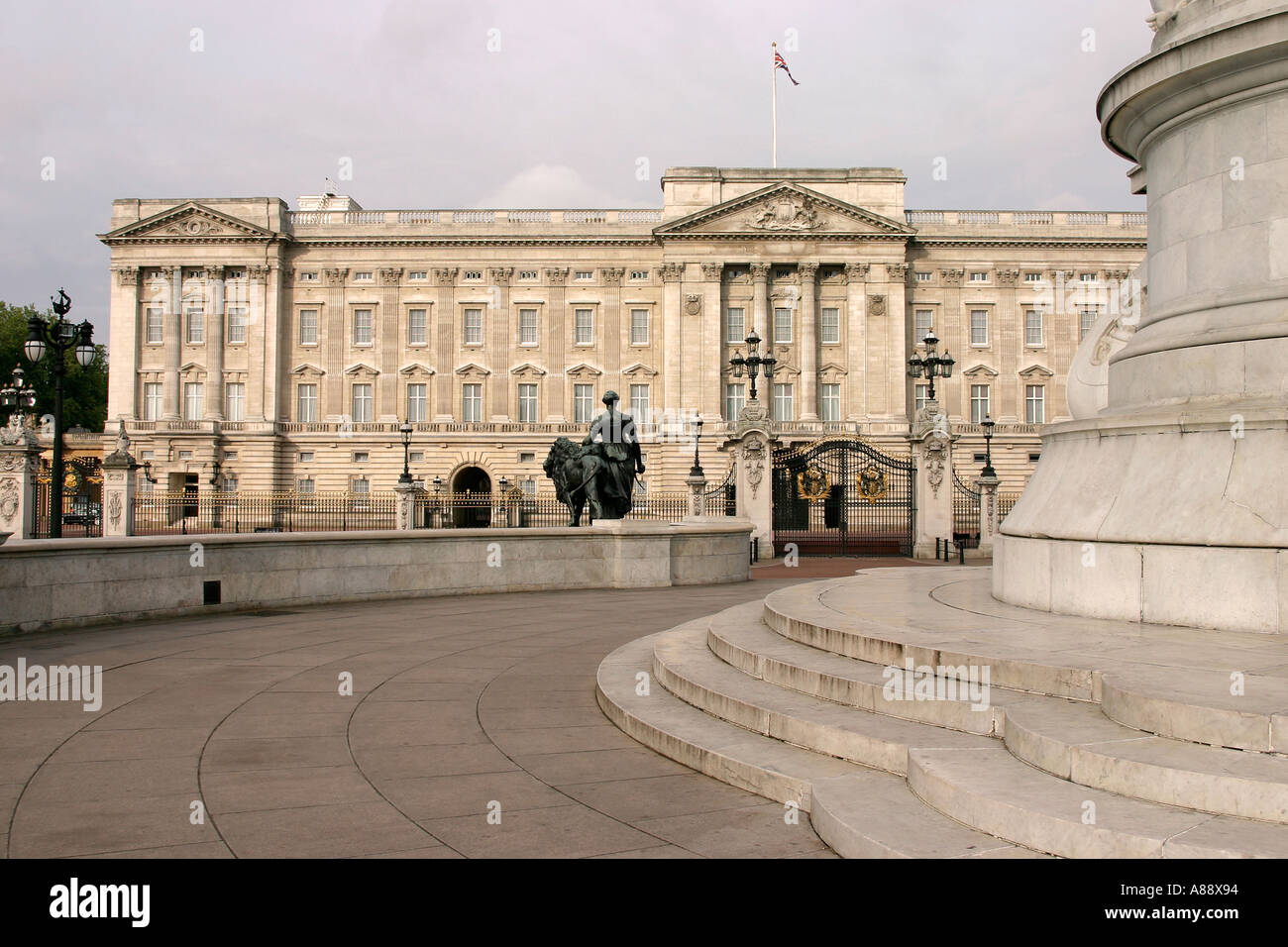 Un buckingham palace guard london hi-res stock photography and images - Alamy