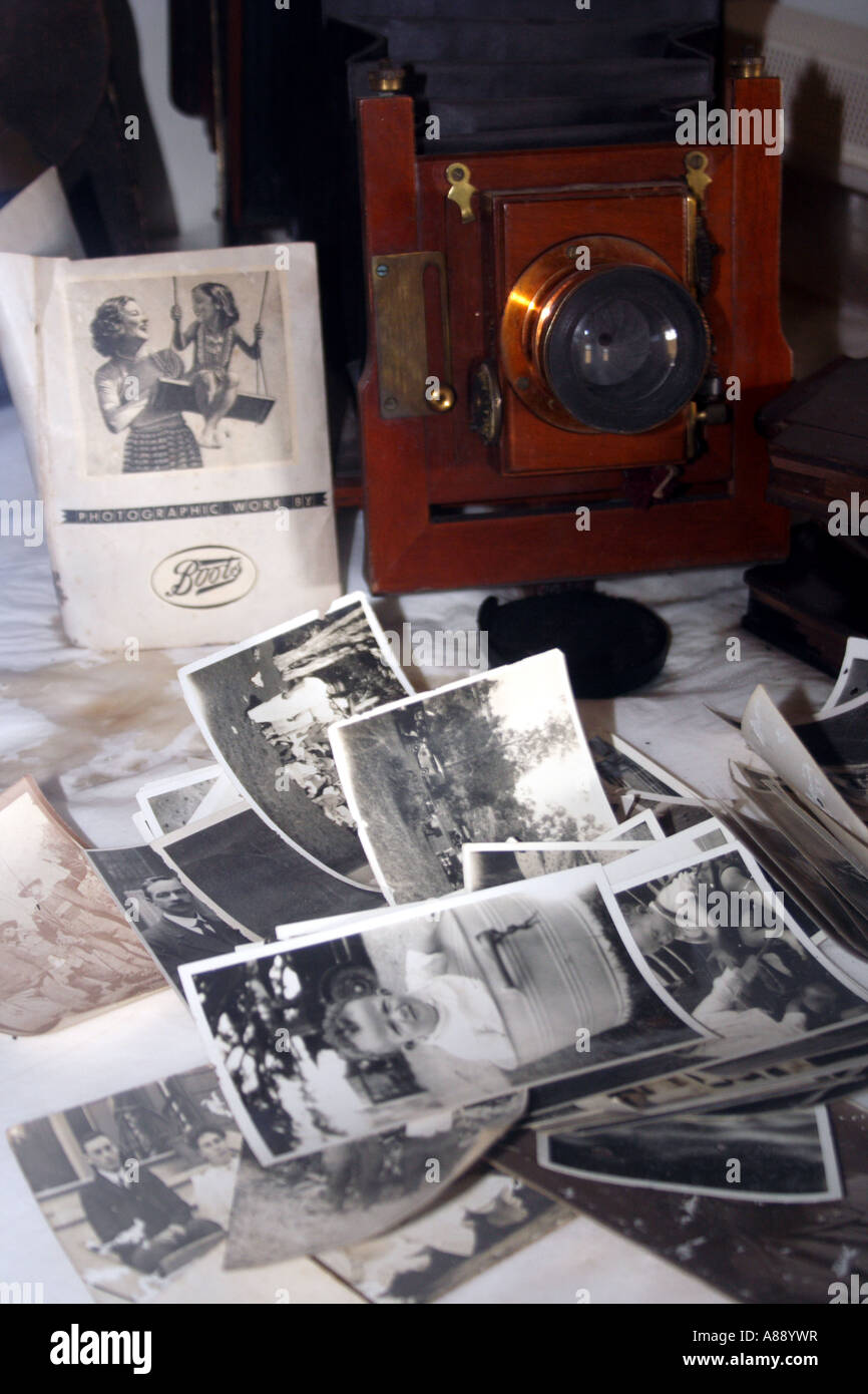 AN OLD CAMERA AND PHOTOS BDA10534 VERTICAL Stock Photo - Alamy