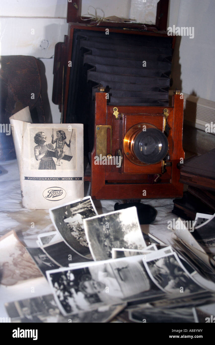 AN OLD CAMERA AND PHOTOS BDA10535 VERTICAL Stock Photo - Alamy