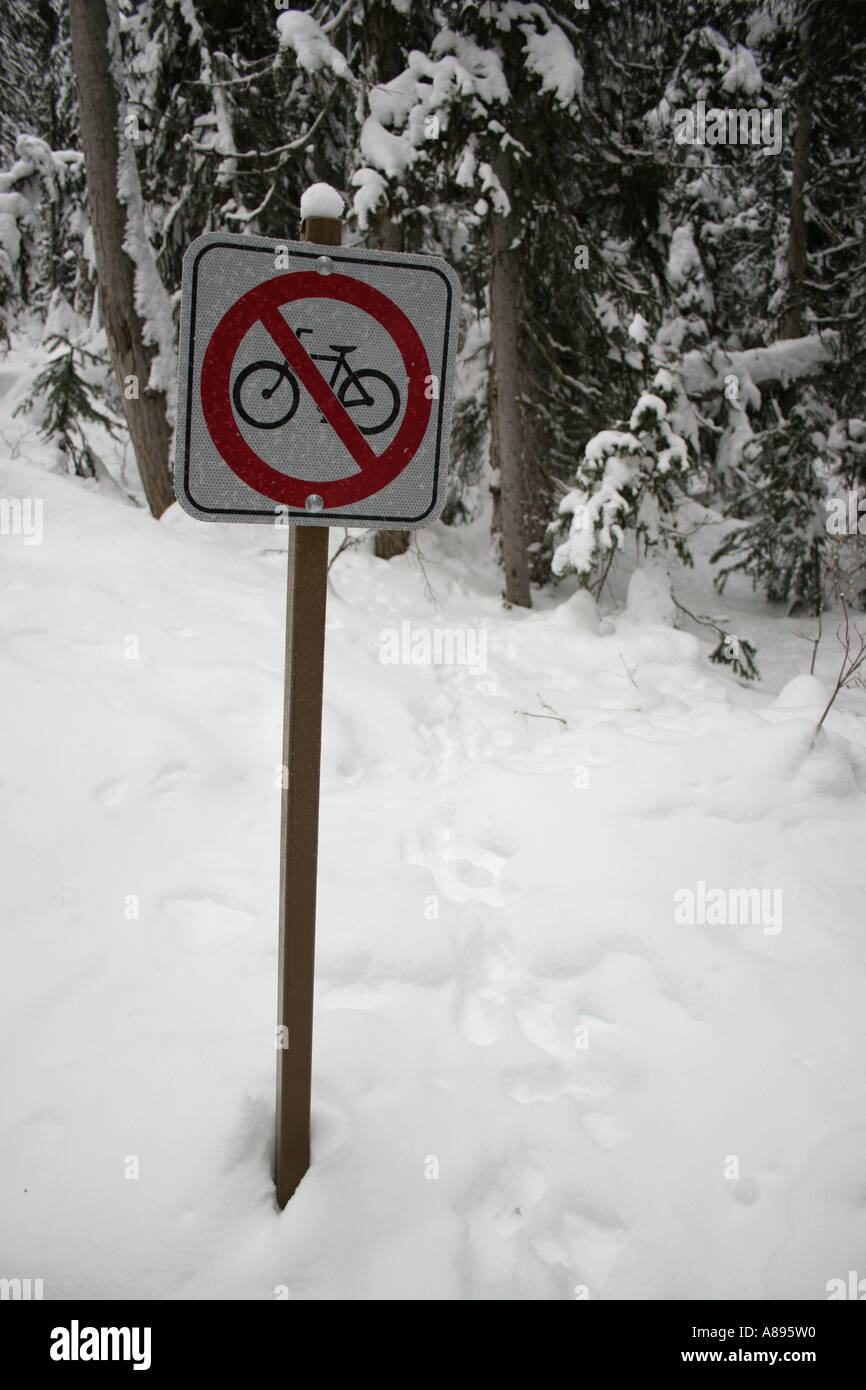 Lake louise sign alberta hi-res stock photography and images - Alamy