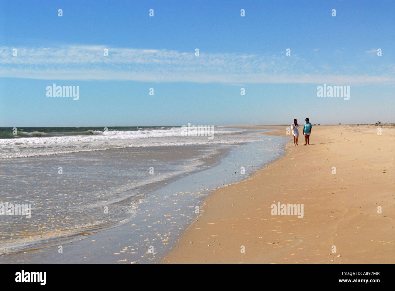 People on beach ocean hi-res stock photography and images - Alamy
