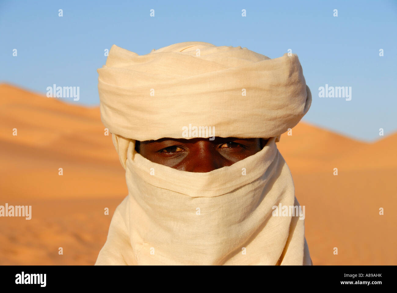 Portrait Tuareg wrapped up in a turban in sanddunes Mandara Libya Stock ...