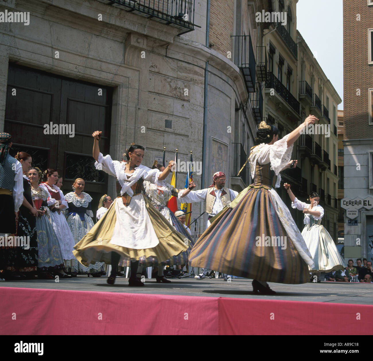 Tradititional dancers hi-res stock photography and images - Alamy