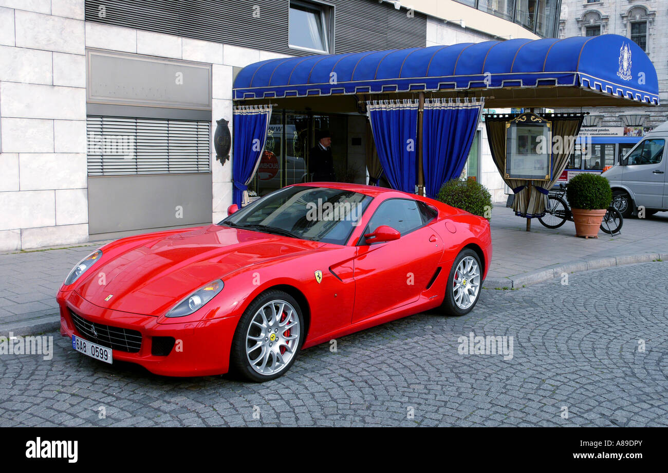 Roter ferrari motor hi-res stock photography and images - Alamy