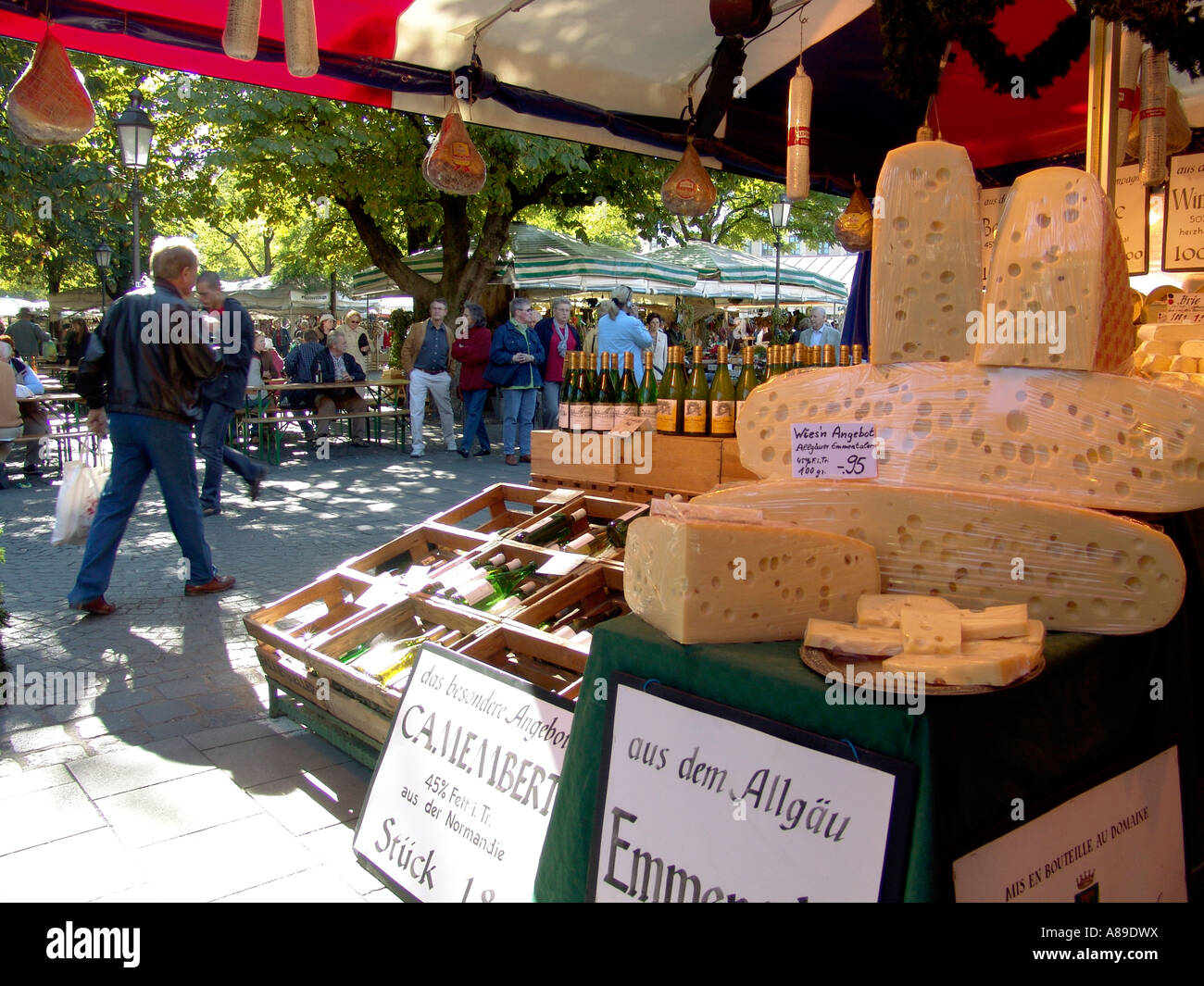 Cheese and wine stand, Viktualienmarkt, Munich, Bavaria, Germany Stock ...