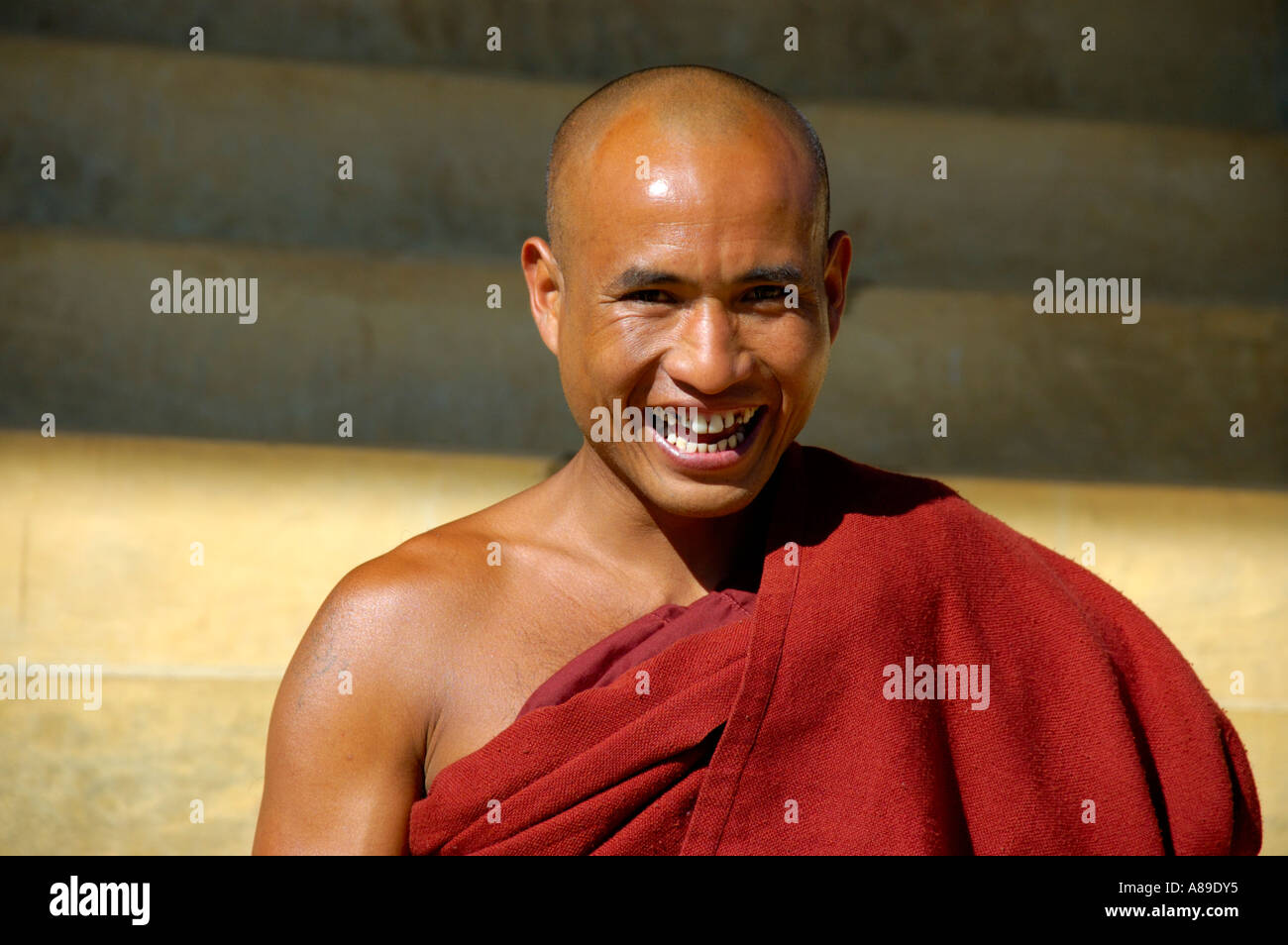Smiling monk buddhist amusement hi-res stock photography and images - Alamy