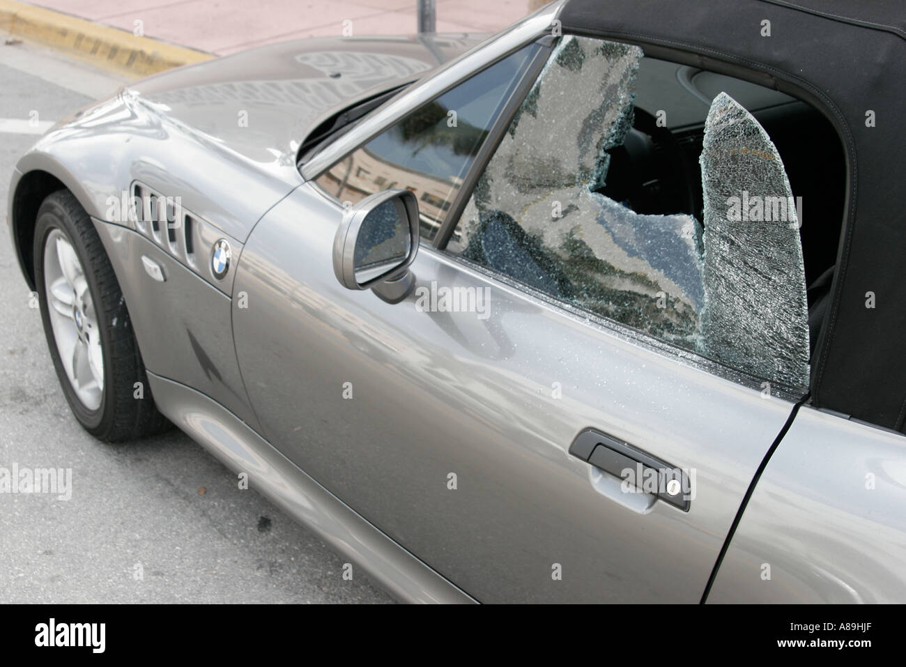 Car with broken window hi-res stock photography and images - Alamy