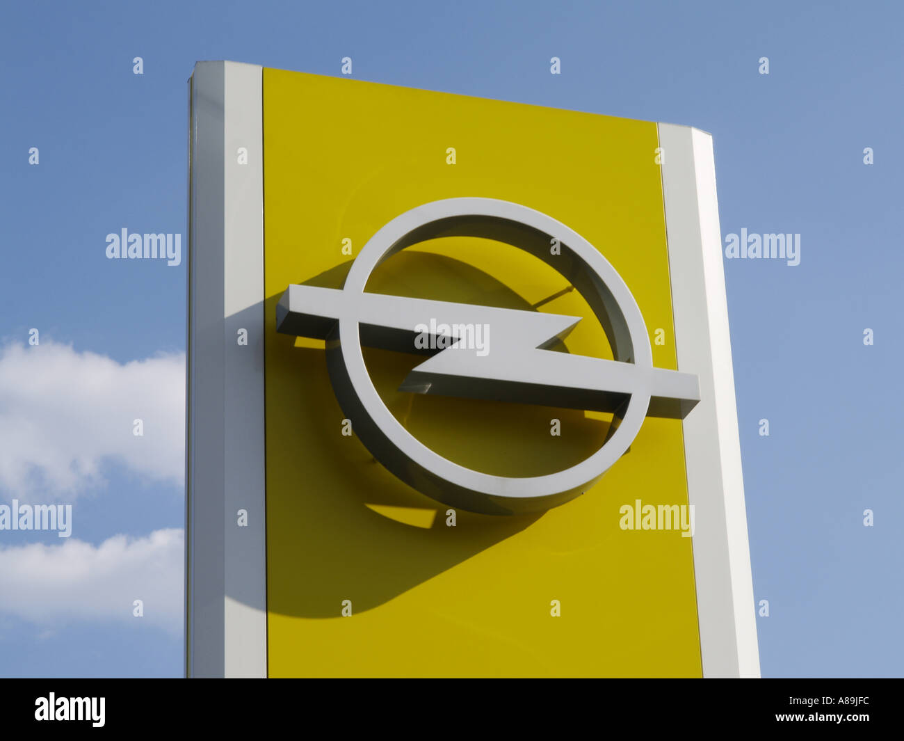 Opel sign hi-res stock photography and images - Alamy