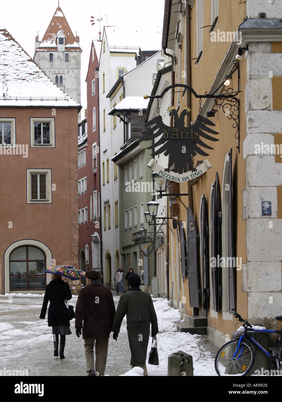 Couple that passers by hi-res stock photography and images - Alamy