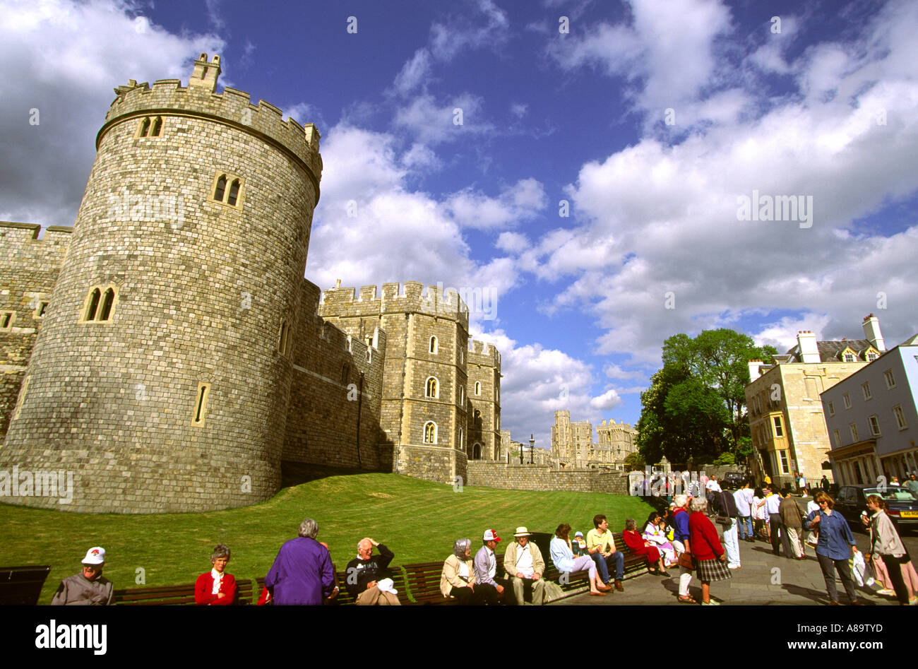 Berkshire Windsor visitors sightseeing outside the castle Stock Photo ...