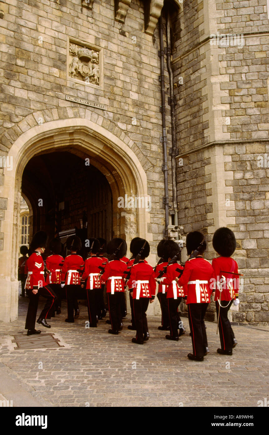 Changing the guard hi-res stock photography and images - Alamy