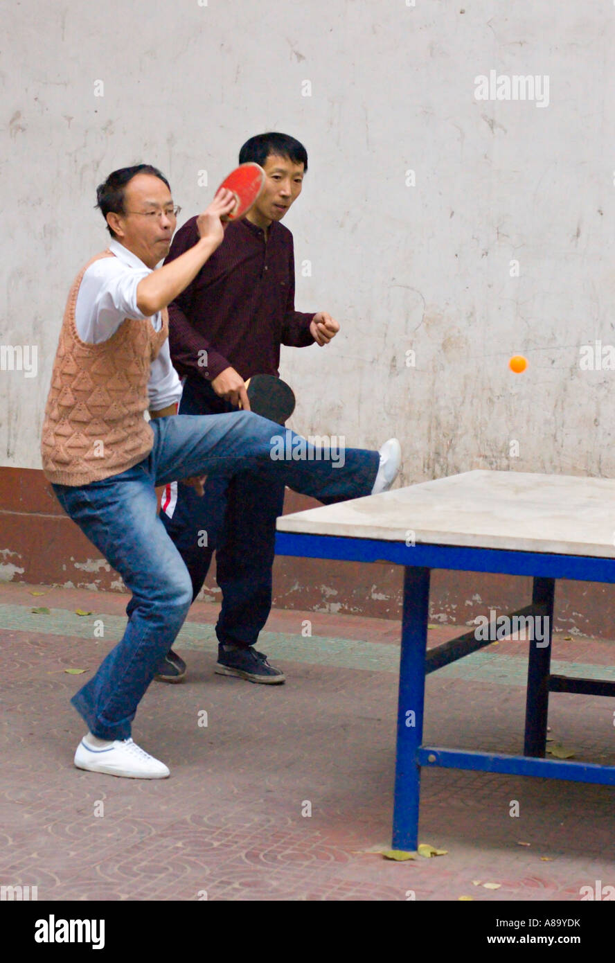 Chinese people playing ping pong hi-res stock photography and images ...