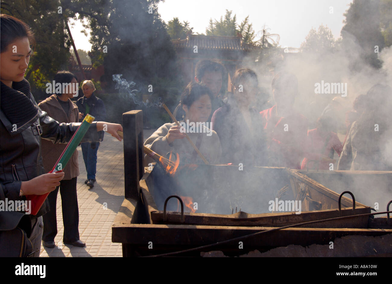 Buddhists burn incense pray hi-res stock photography and images - Alamy