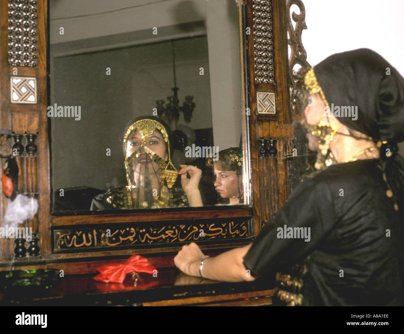 Egyptian costume hi-res stock photography and images - Alamy