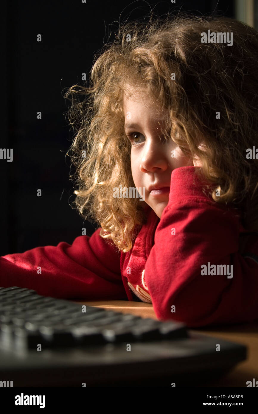 Computer kid: little girl in front of a computer screen Stock Photo - Alamy