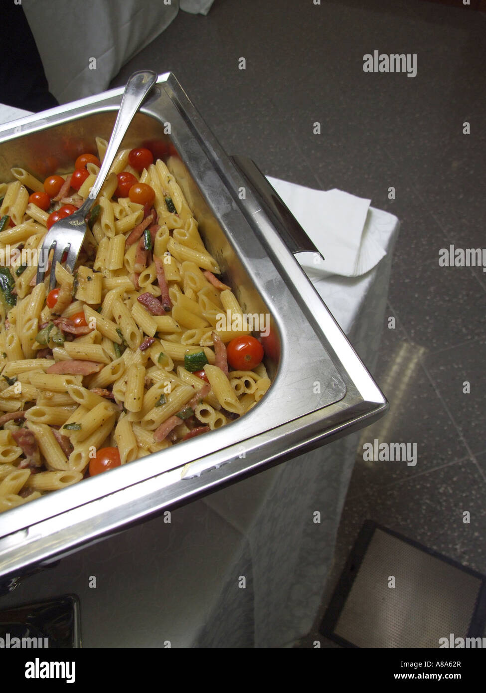 Pasta tray canteen hi-res stock photography and images - Alamy