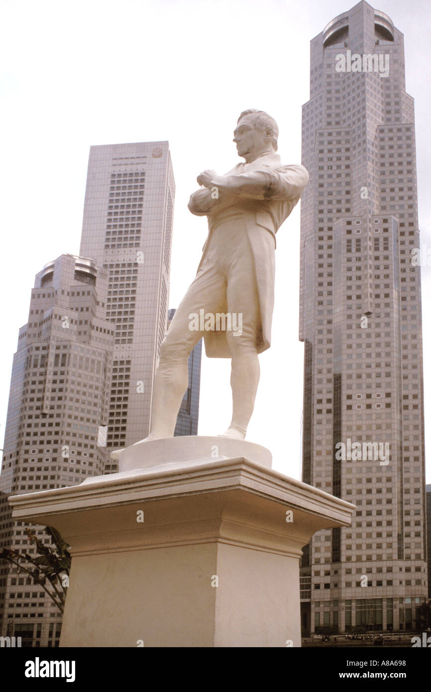 Statue of Sir Stamford Raffles Singapore Stock Photo - Alamy