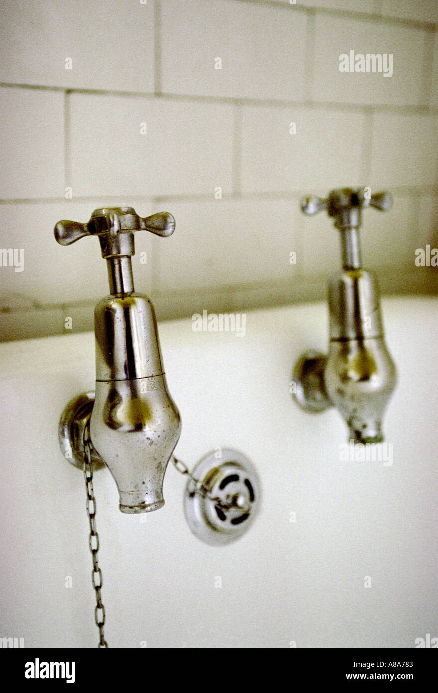Old fashioned bathroom taps hi-res stock photography and images - Alamy