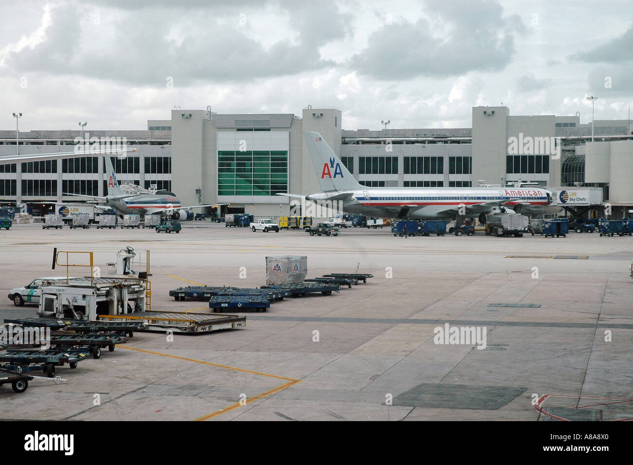 Airplanes airport miami florida hi-res stock photography and images - Alamy