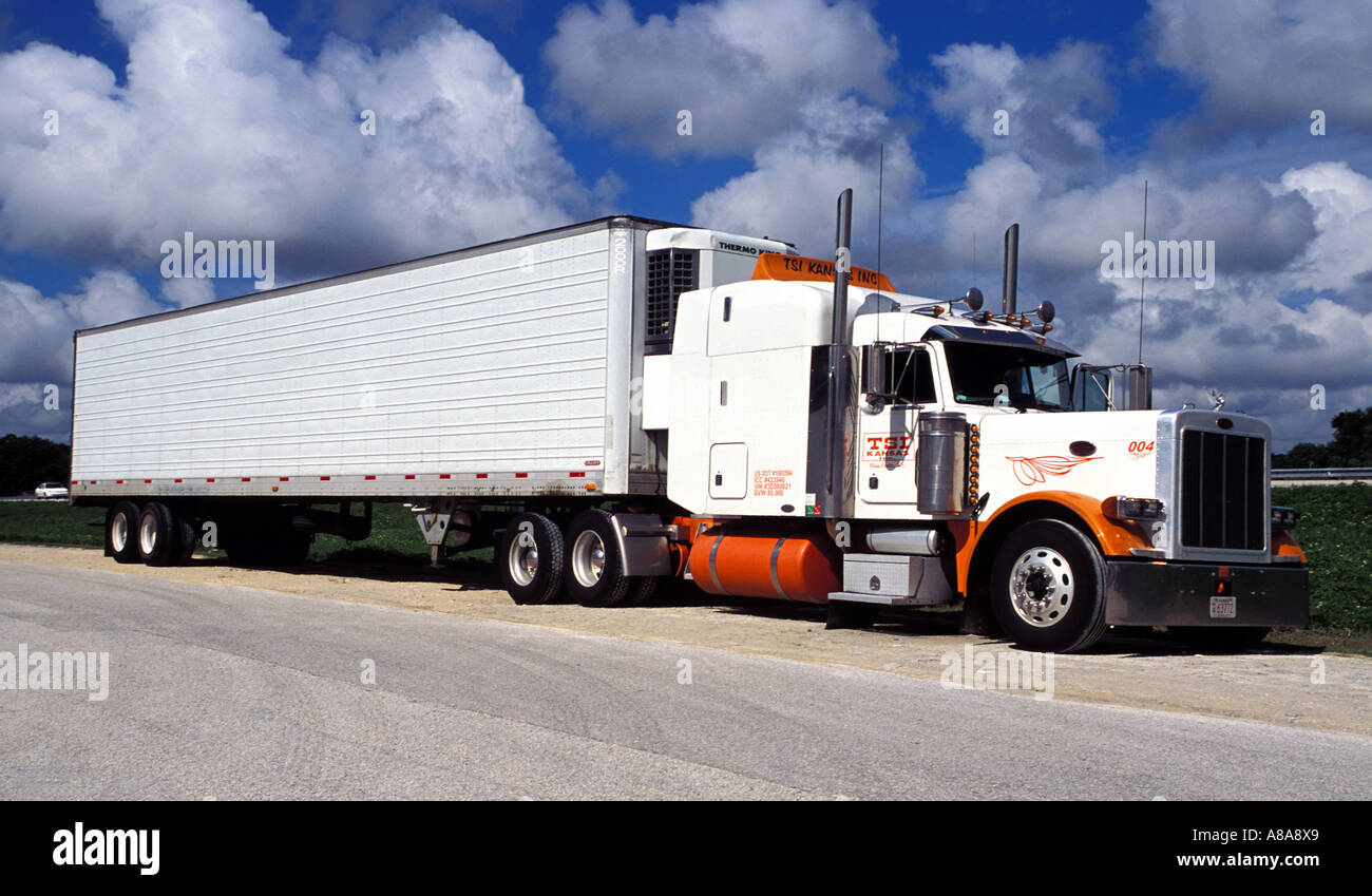 American lorries hi-res stock photography and images - Alamy