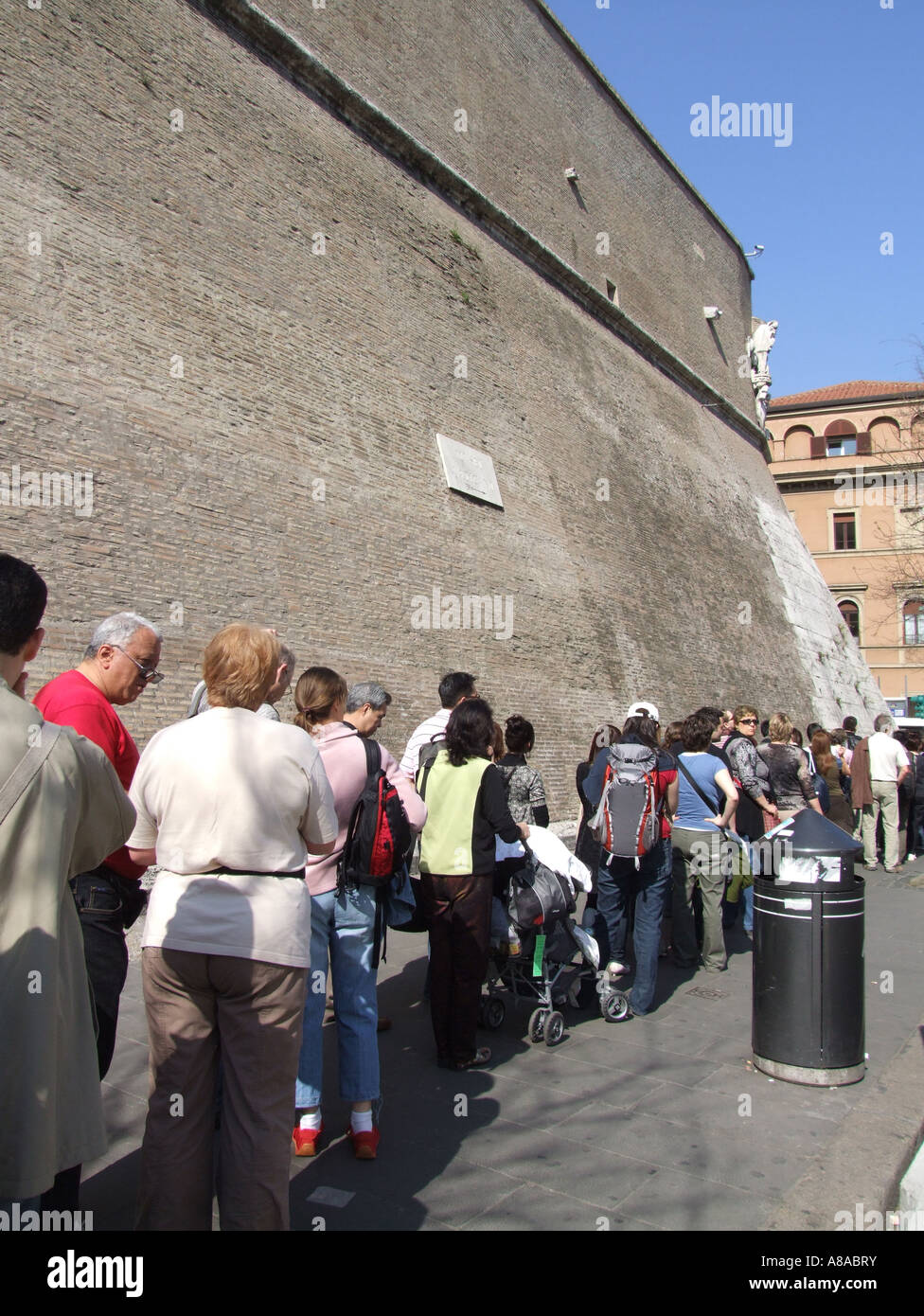 people queuing for the vatican museum in rome Stock Photo - Alamy