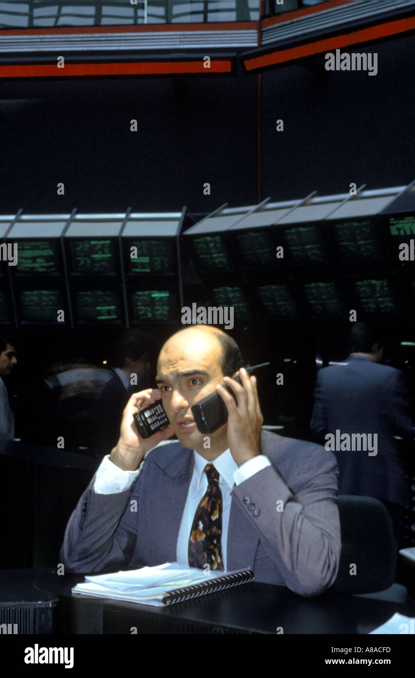 Stockbroker on the trading floor hi-res stock photography and images ...