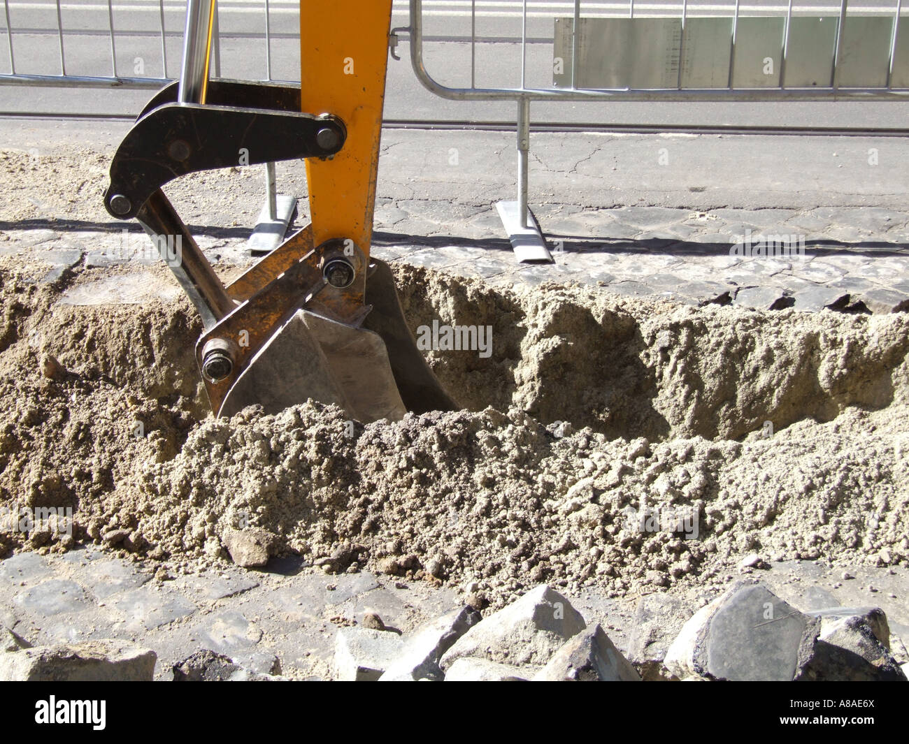 mechanical digger digging hole Stock Photo - Alamy
