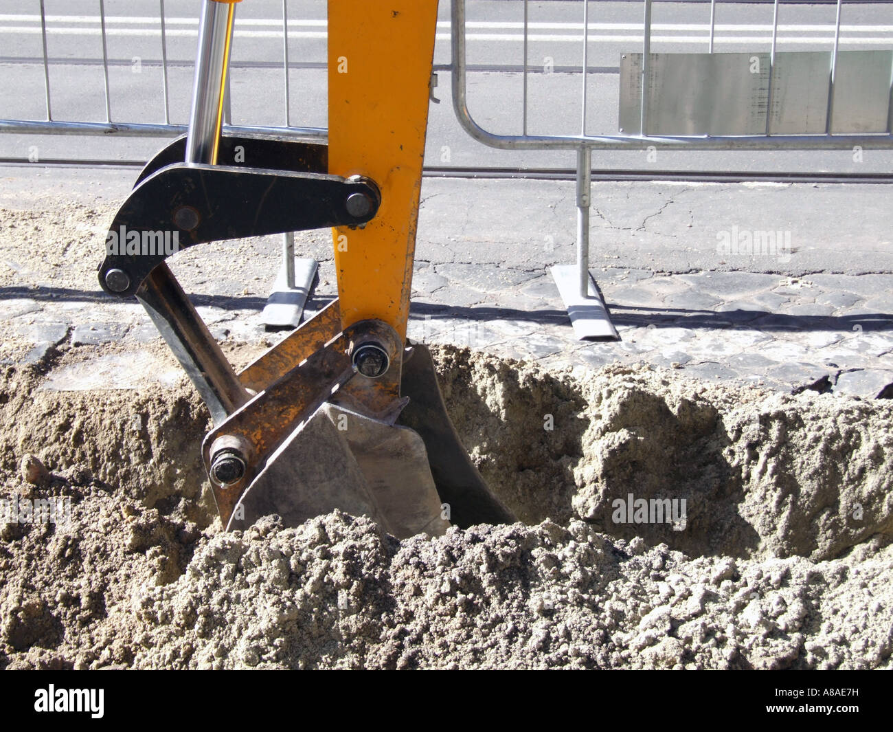 mechanical digger digging hole Stock Photo - Alamy