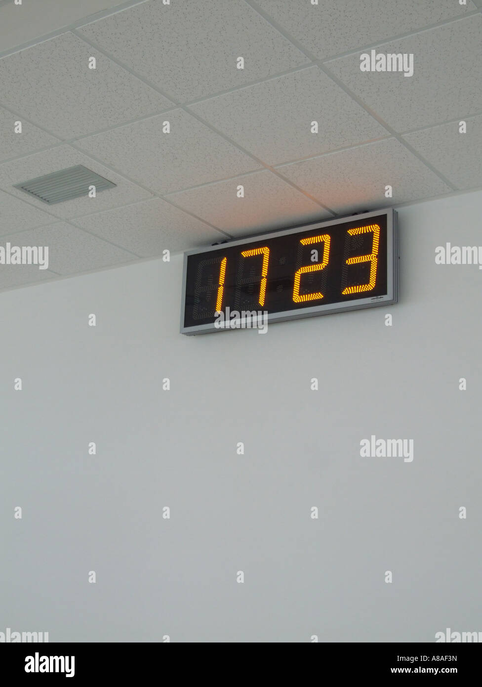 Five past eight clock hi-res stock photography and images - Alamy