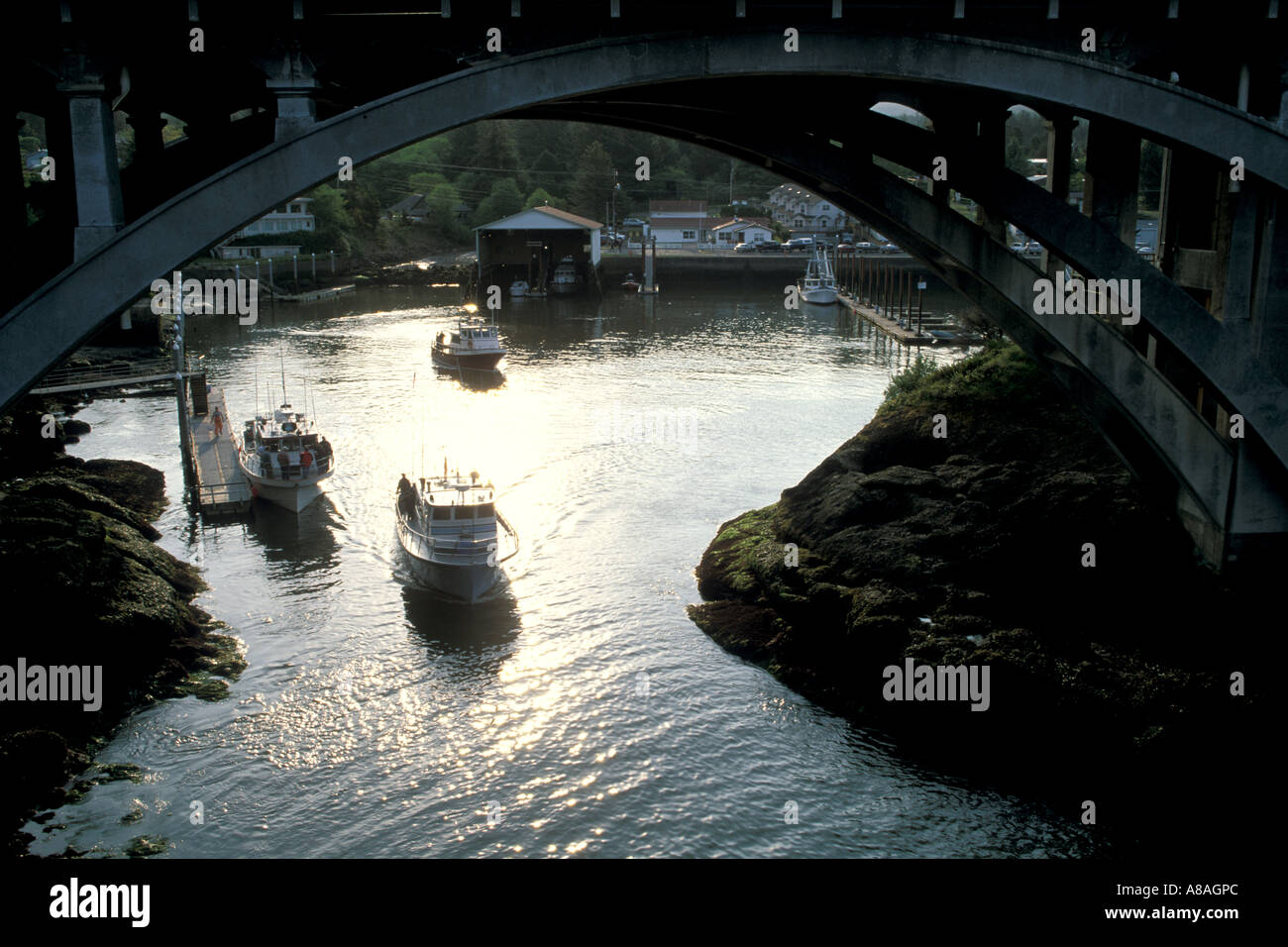 Narrow boats underway hi-res stock photography and images - Alamy