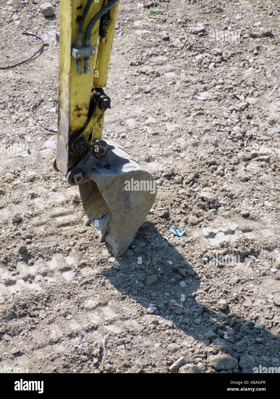 mechanical digger digging hole Stock Photo - Alamy