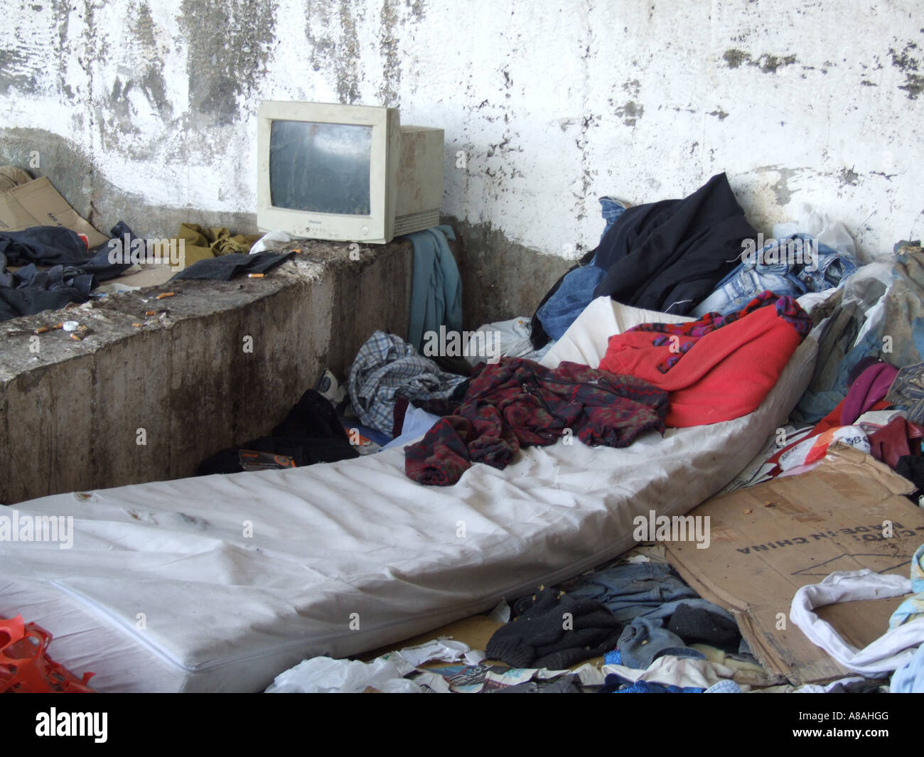 bed of homeless person under bridge Stock Photo - Alamy